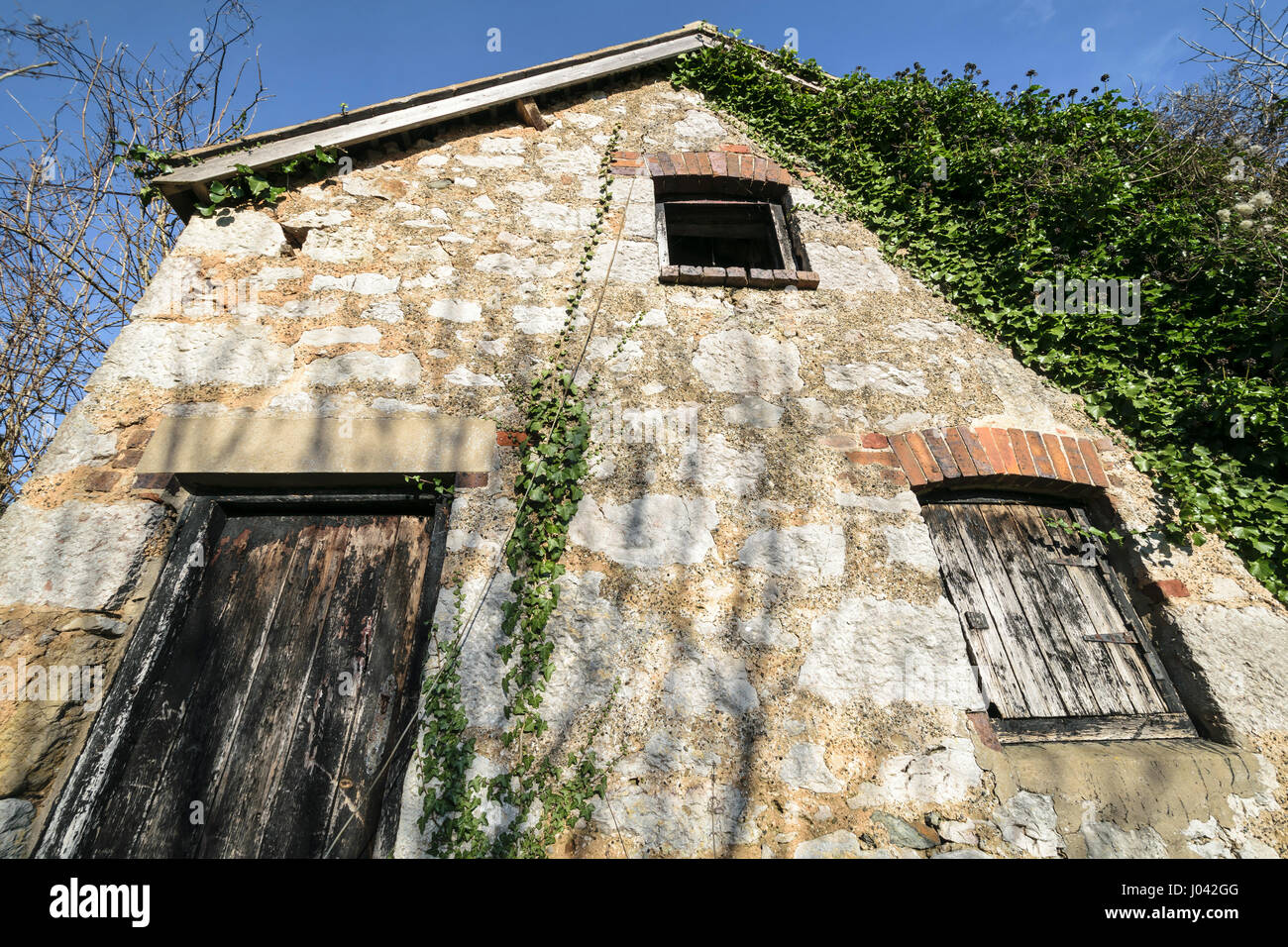 Old Welsh farmhouse outbuilding/storage barn Stock Photo - Alamy