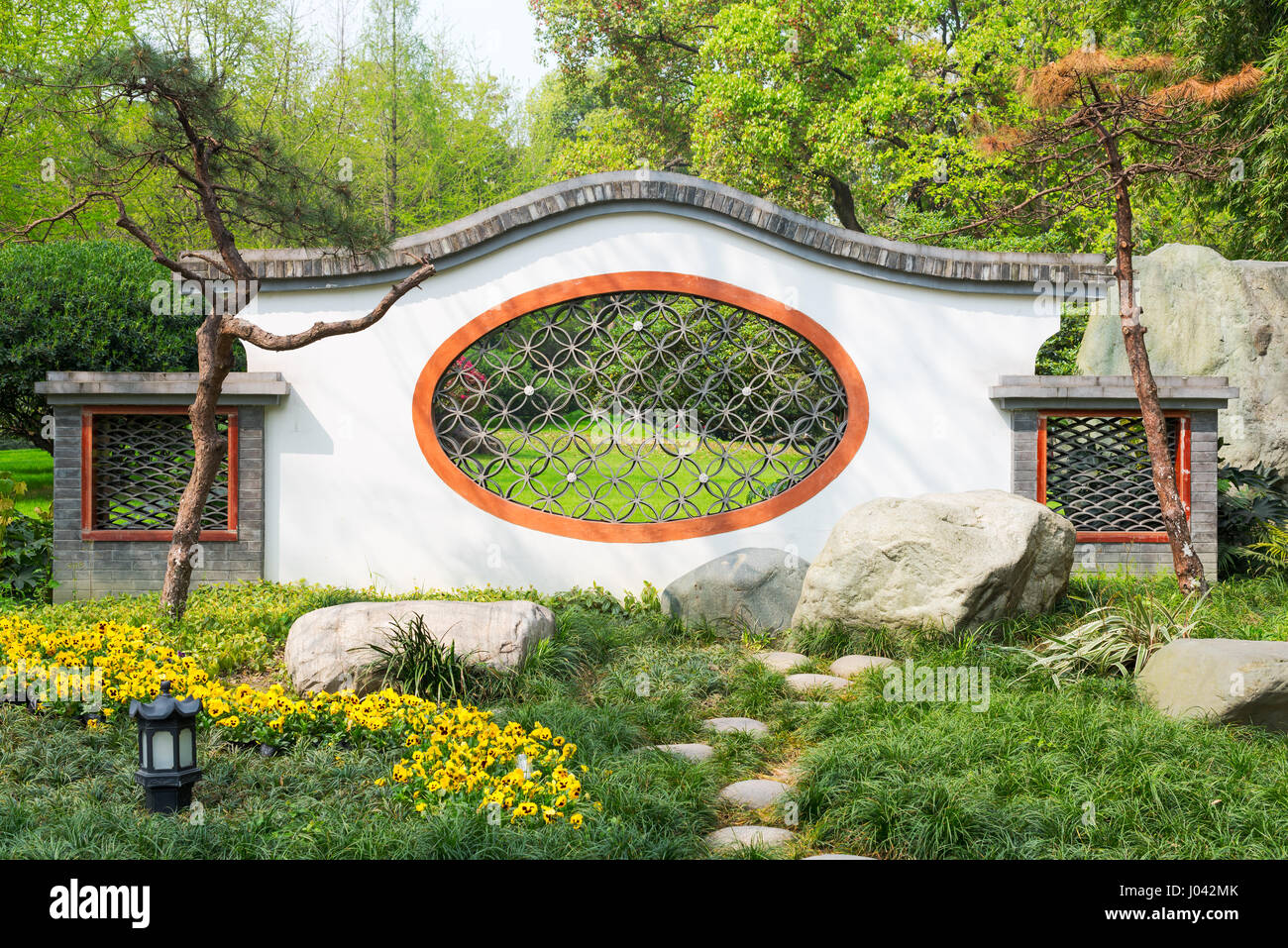 Chinese traditional wall with circular window in a garden, Chengdu ...
