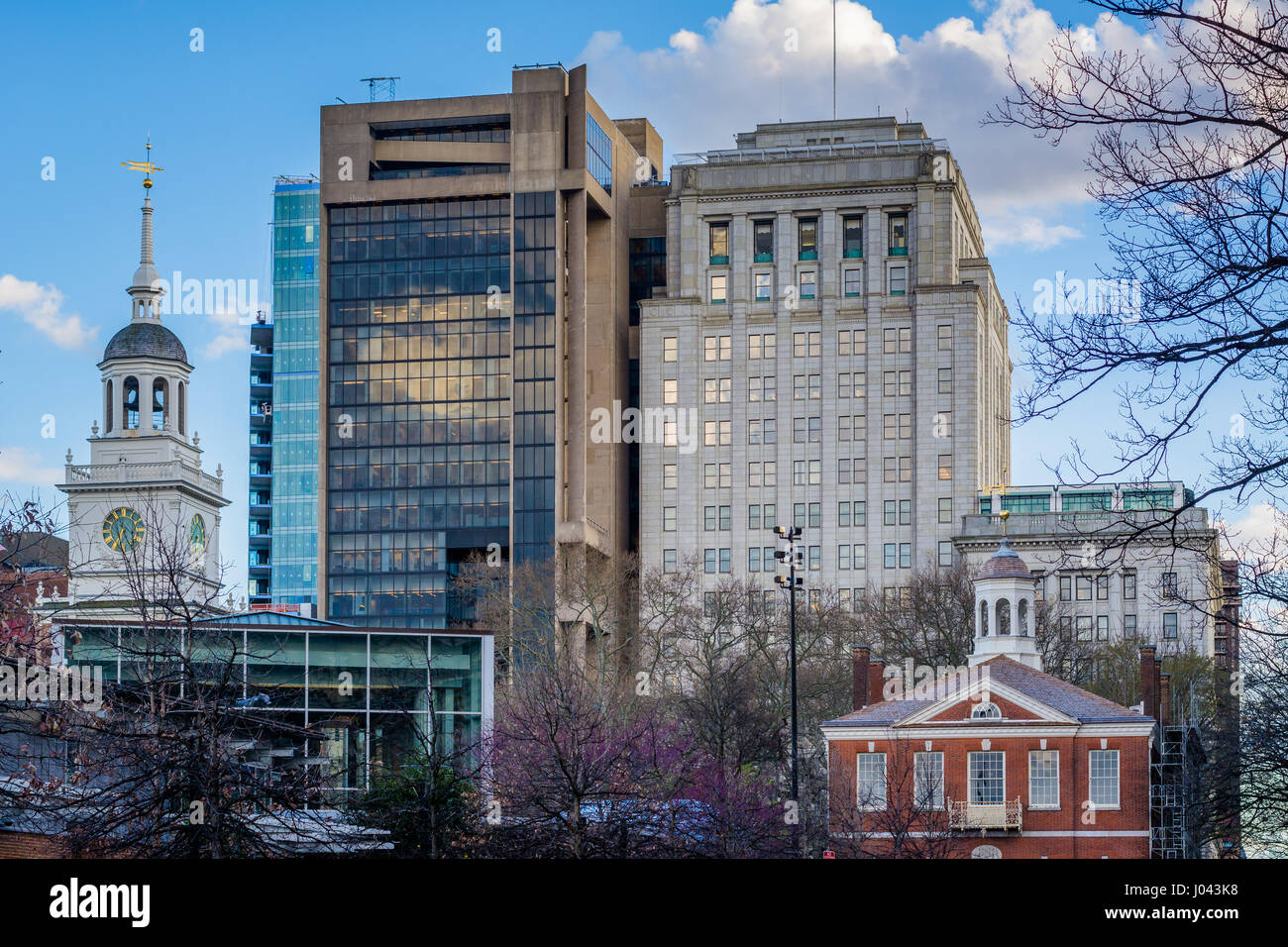Philadelphia independence hall skyline hi-res stock photography and ...