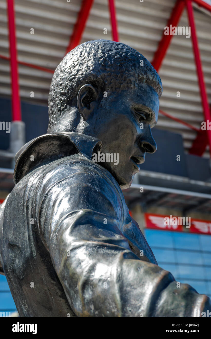 Eusebio statue estadio da luz hi-res stock photography and images - Alamy