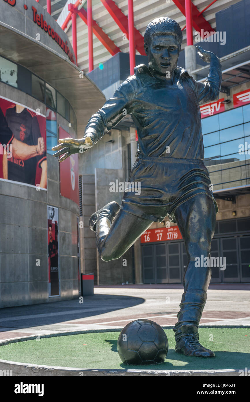 Eusebio statue estadio da luz hi-res stock photography and images - Alamy