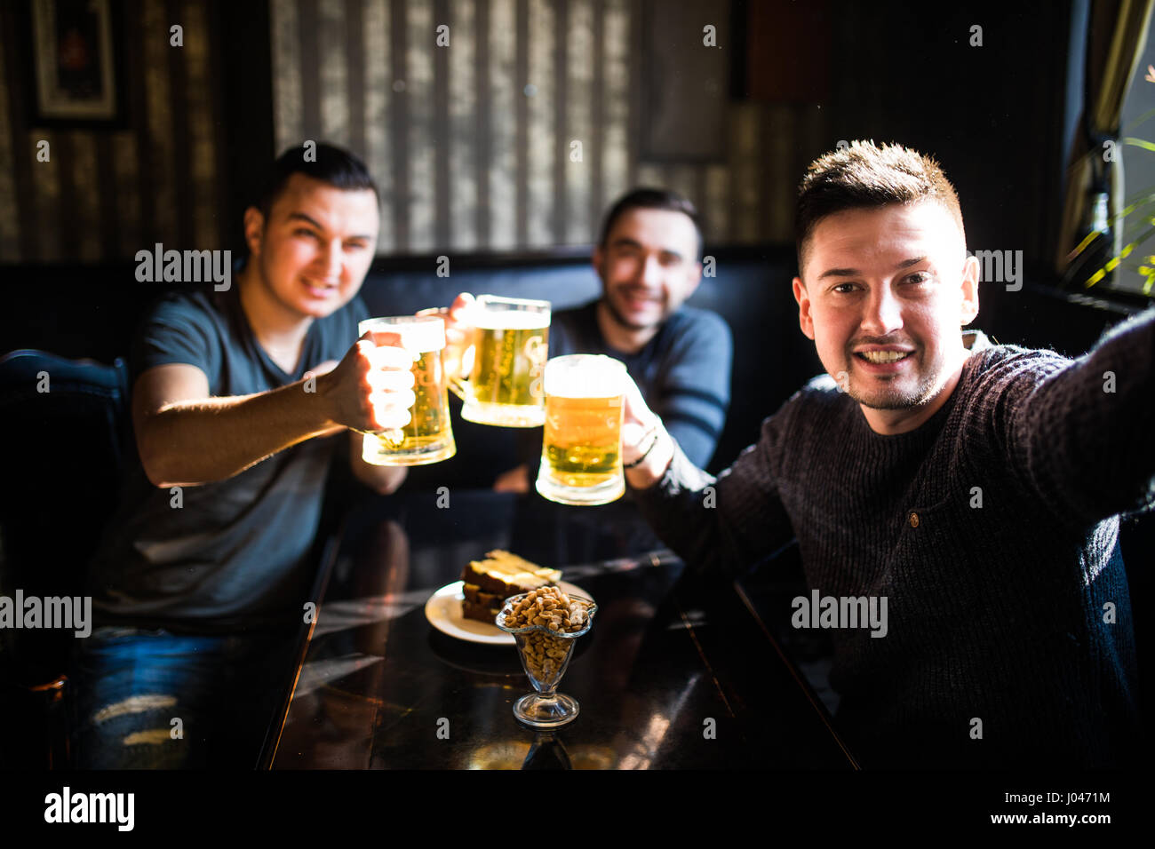 Three guys drinking beer hi-res stock photography and images - Alamy