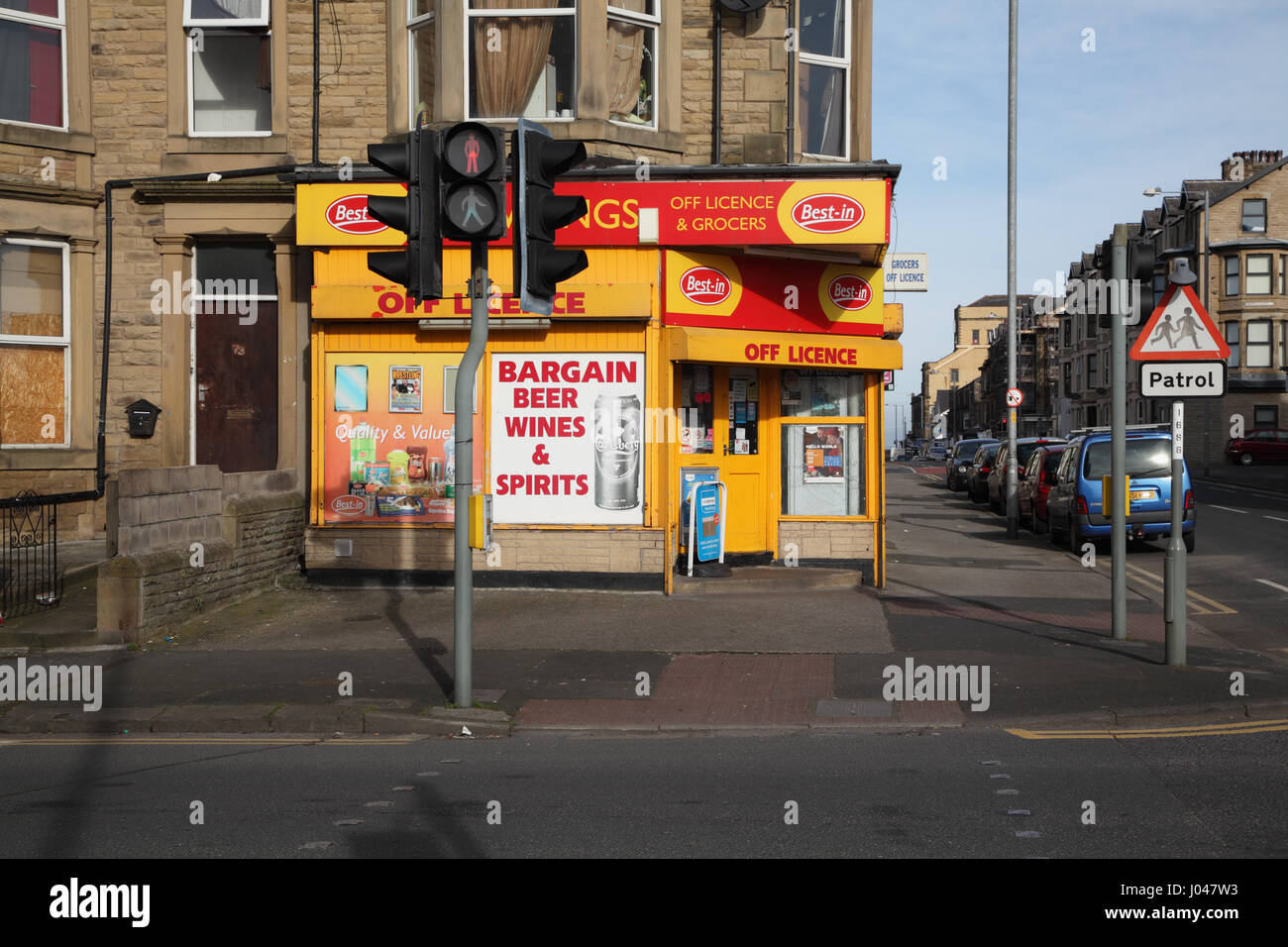 Off license corner shop hi-res stock photography and images - Alamy