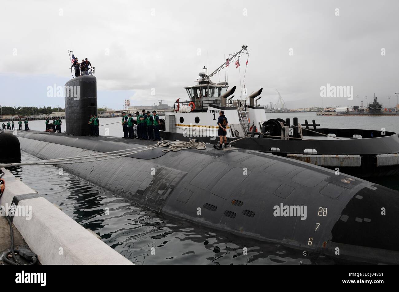 The USN Los Angeles-class fast-attack submarine USS Cheyenne departs ...