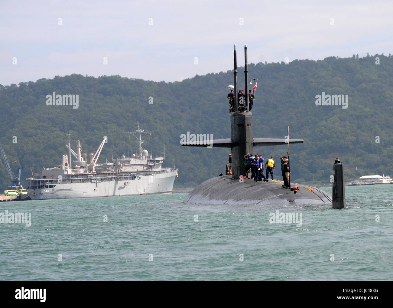 The US Navy Los Angeles-class fast-attack submarine USS Houston ...
