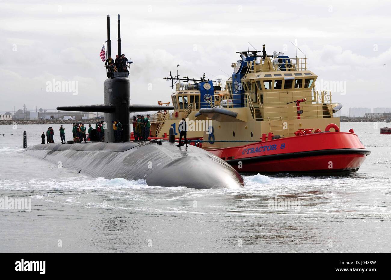The USN Los Angeles-class fast-attack submarine USS La Jolla enters the ...
