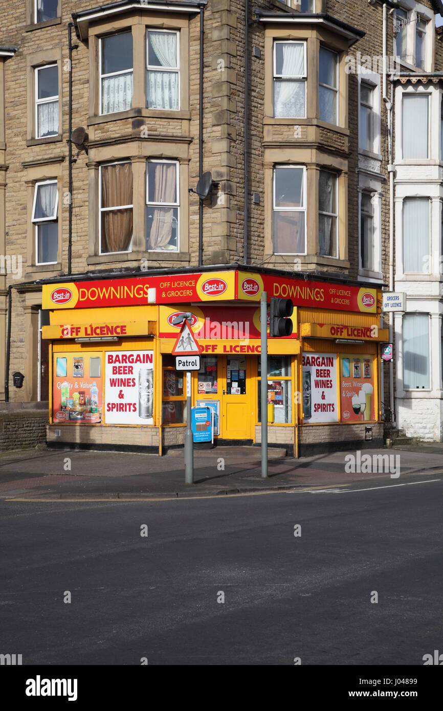 Off license corner shop hi-res stock photography and images - Alamy