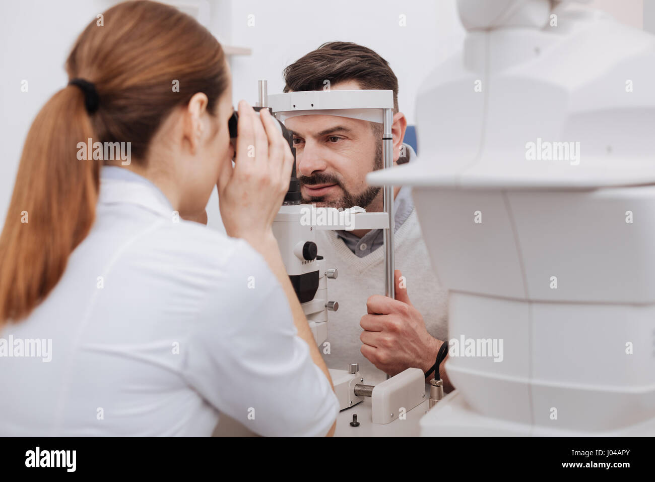 Female doctor ray research hi-res stock photography and images - Alamy