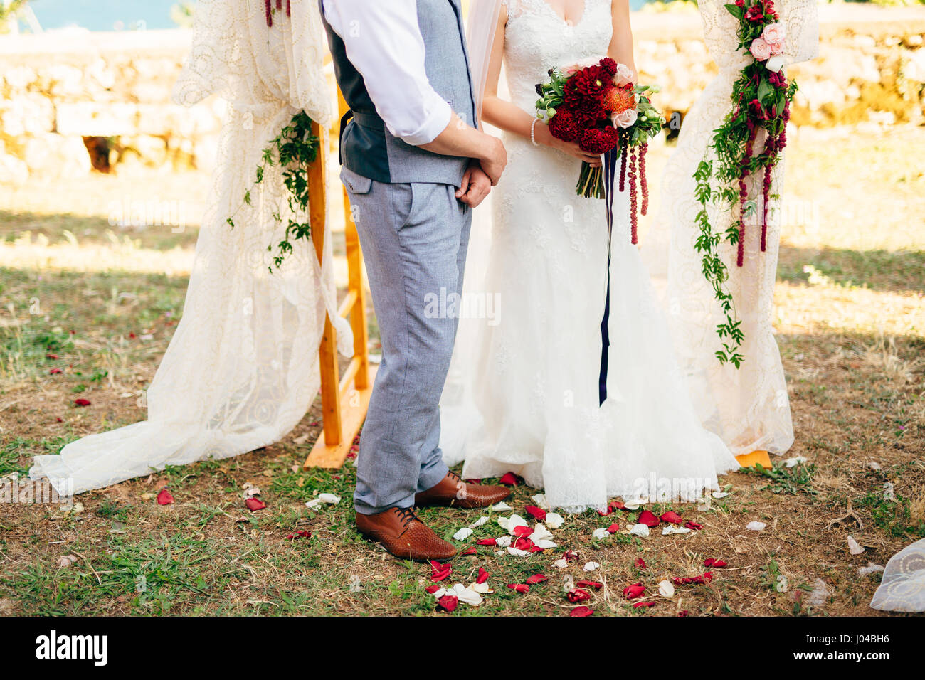 Bride and groom on the grass under the arch at the wedding cerem Stock ...