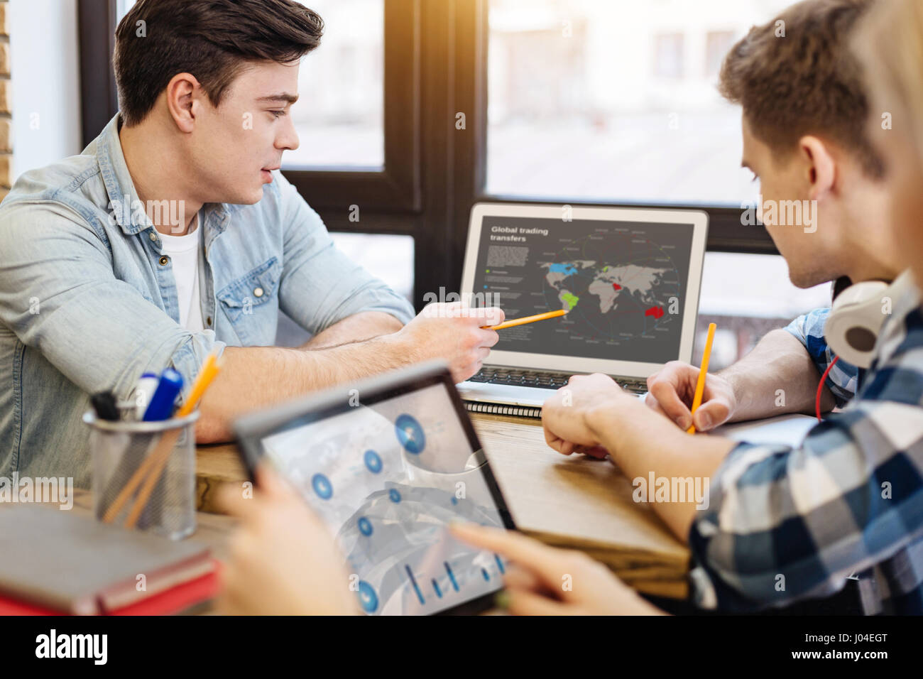 College students campus talk hi-res stock photography and images - Alamy