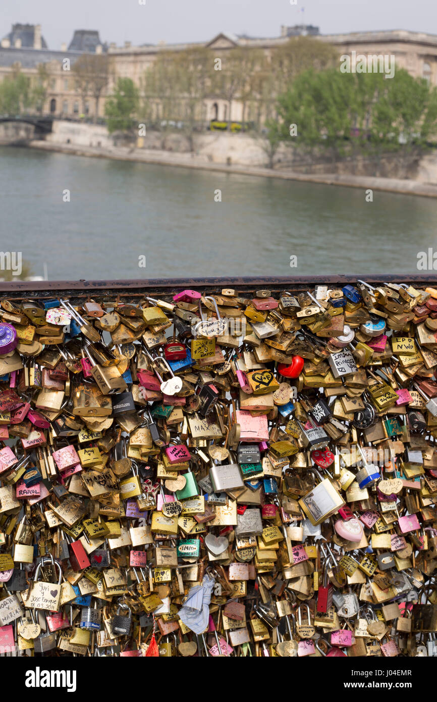Love locks on Pont Neuf, Paris. Bridge Nine Stock Photo - Alamy