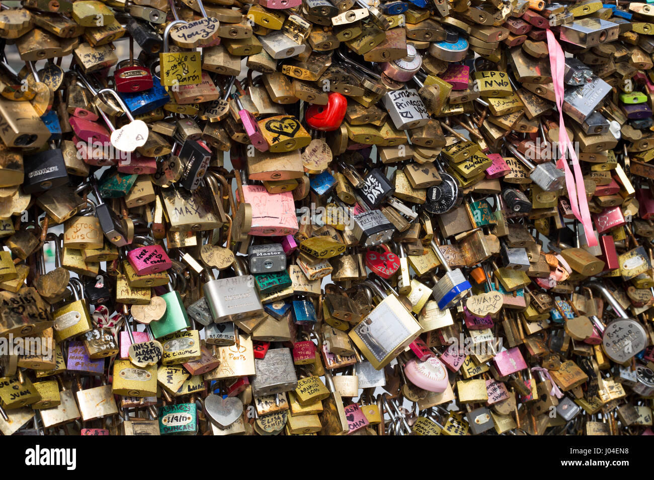 Love locks on Pont Neuf, Paris. Bridge Nine Stock Photo - Alamy