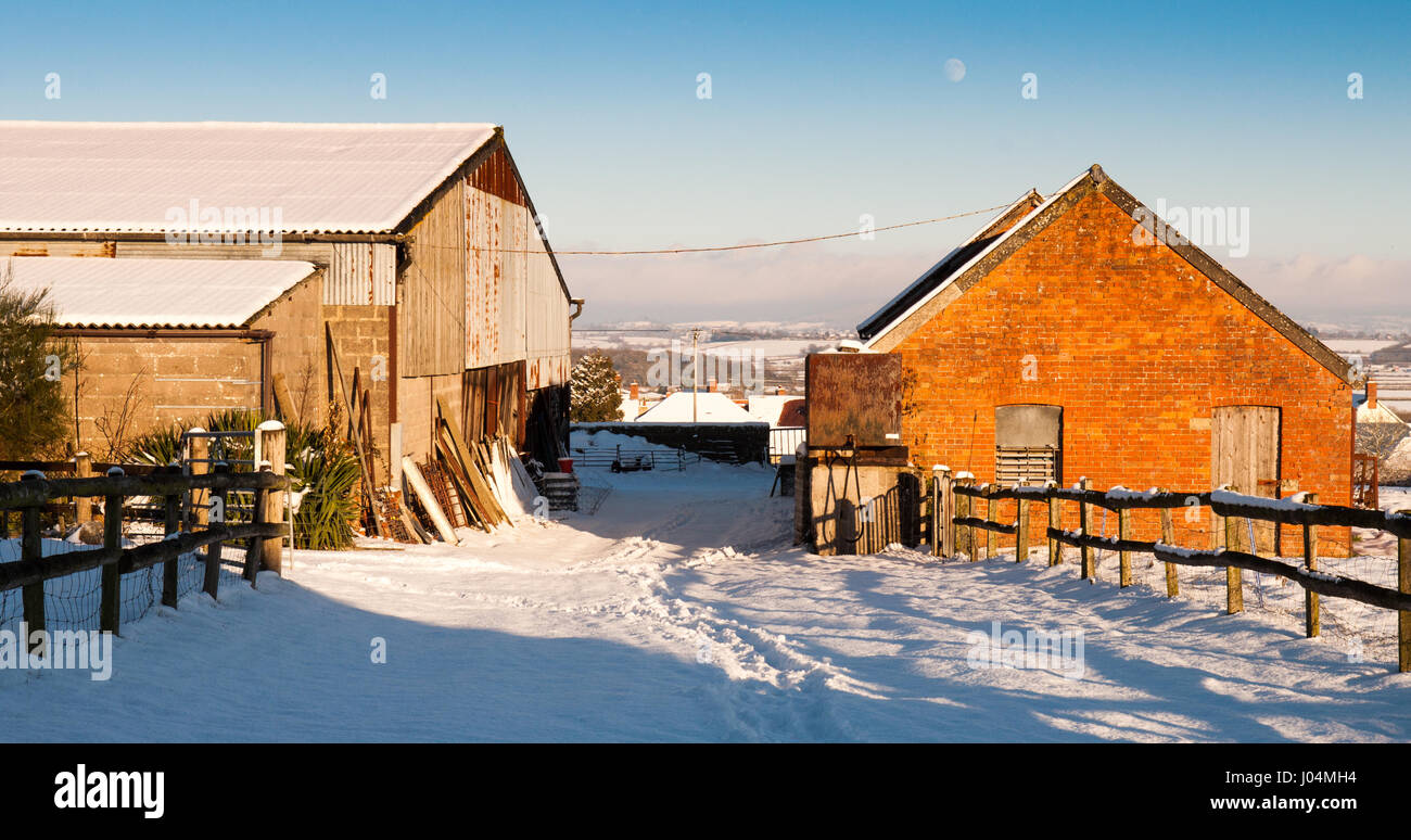 Stalbridge, England, UK - December 18, 2010: Snow lies thick on a farm ...
