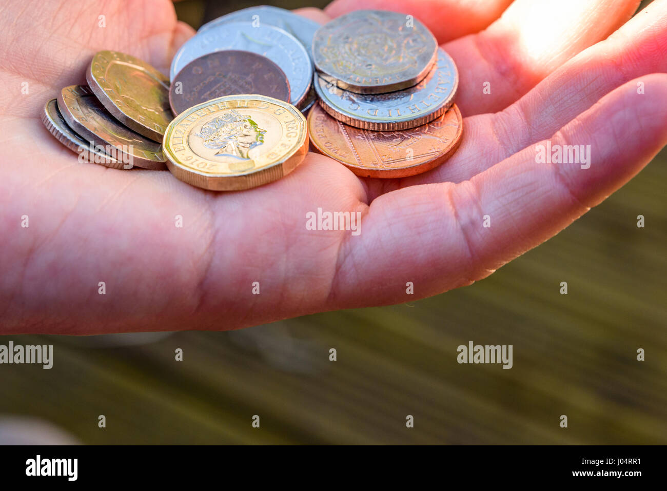 Female hand holding new british one sterling pound coin Stock Photo - Alamy