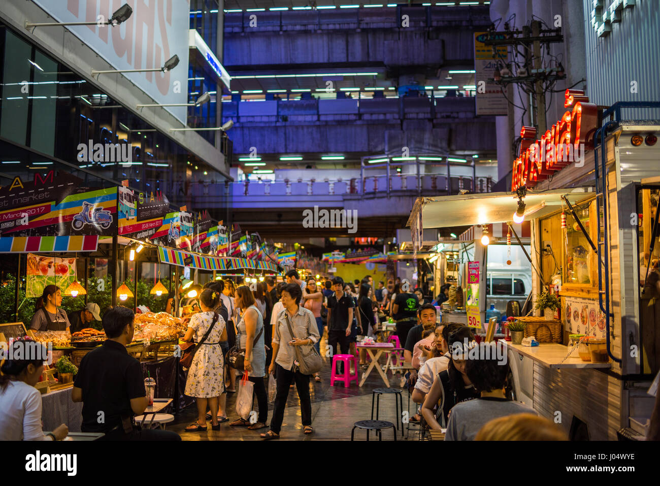 Siam square one shopping mall hi-res stock photography and images - Alamy