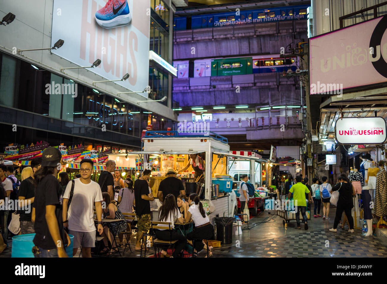 Siam square one shopping mall hi-res stock photography and images - Alamy