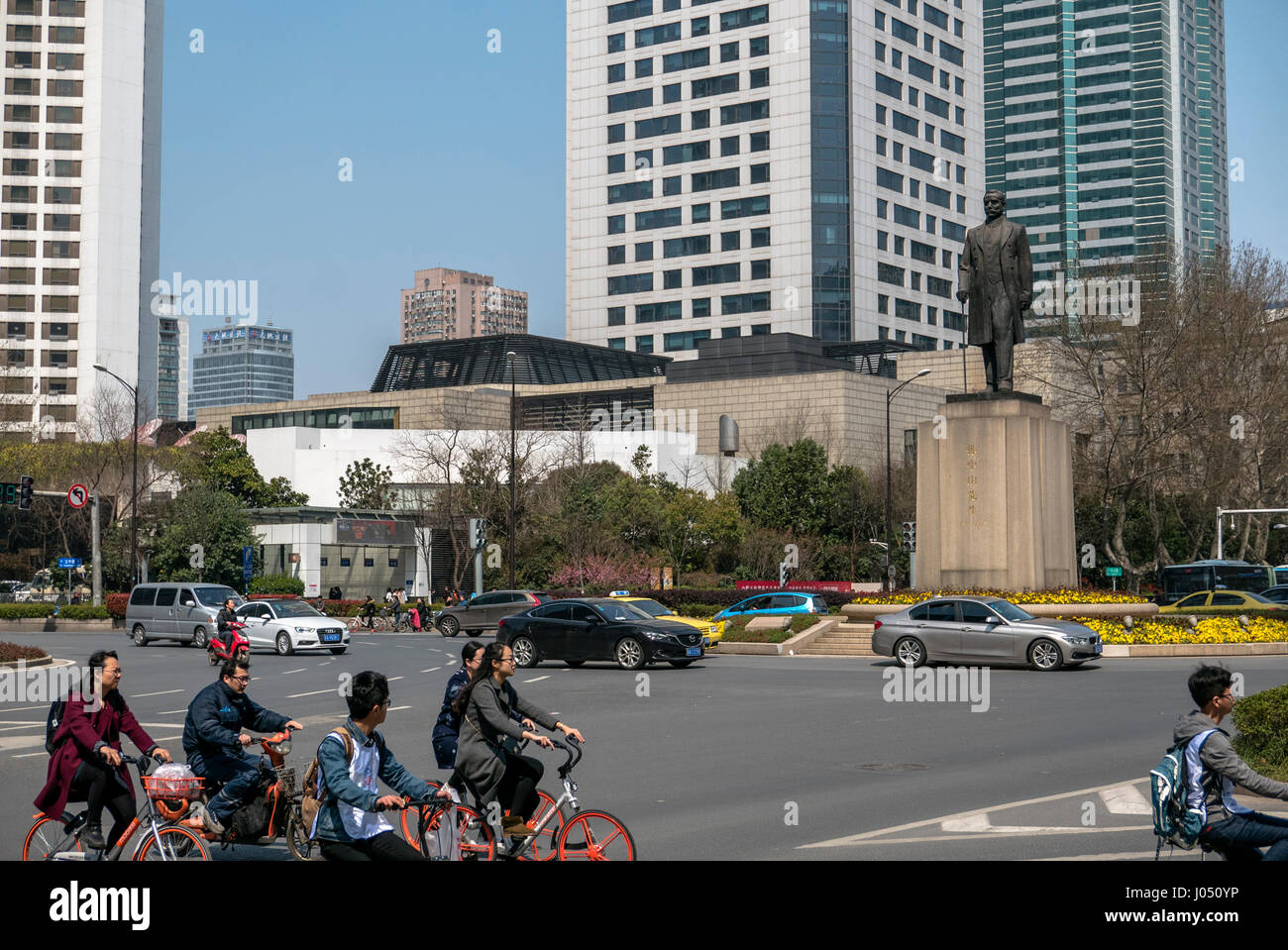 Statue of Sun Yat sen at downtown crossroad of Nanjing Stock Photo - Alamy