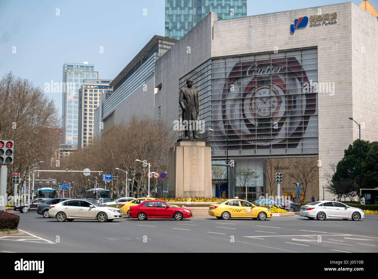 Statue of Sun Yat sen at downtown crossroad of Nanjing Stock Photo - Alamy