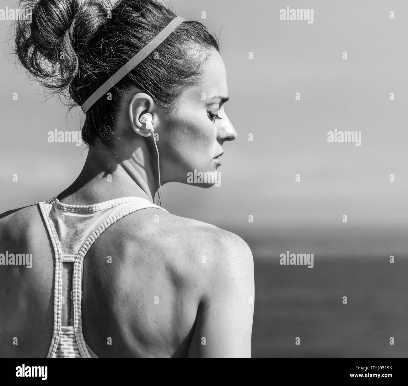 Look Good, Feel great! Portrait of young healthy woman in fitness ...