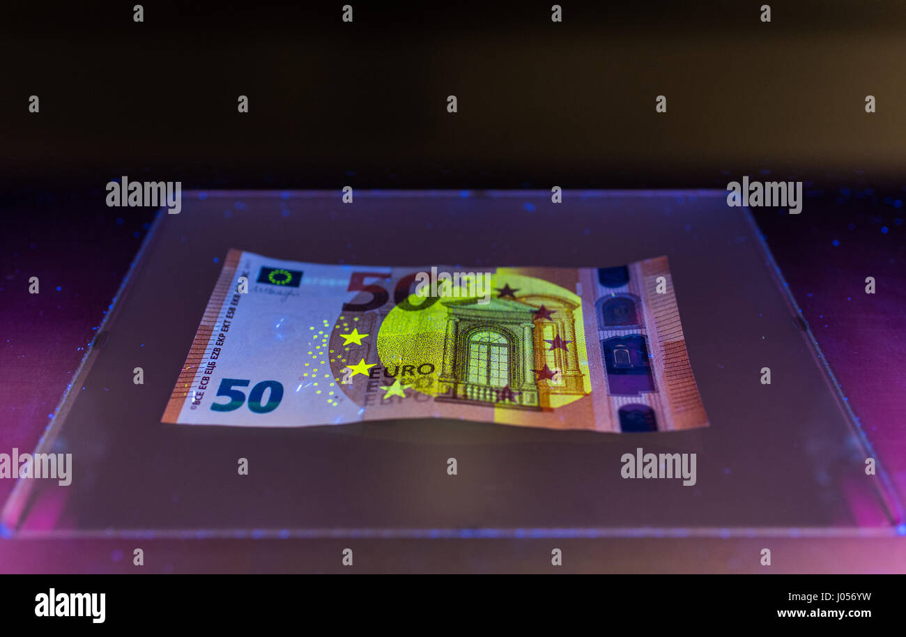 Mainz, Germany. 30th Mar, 2017. A new 50 Euro banknote is placed under ...