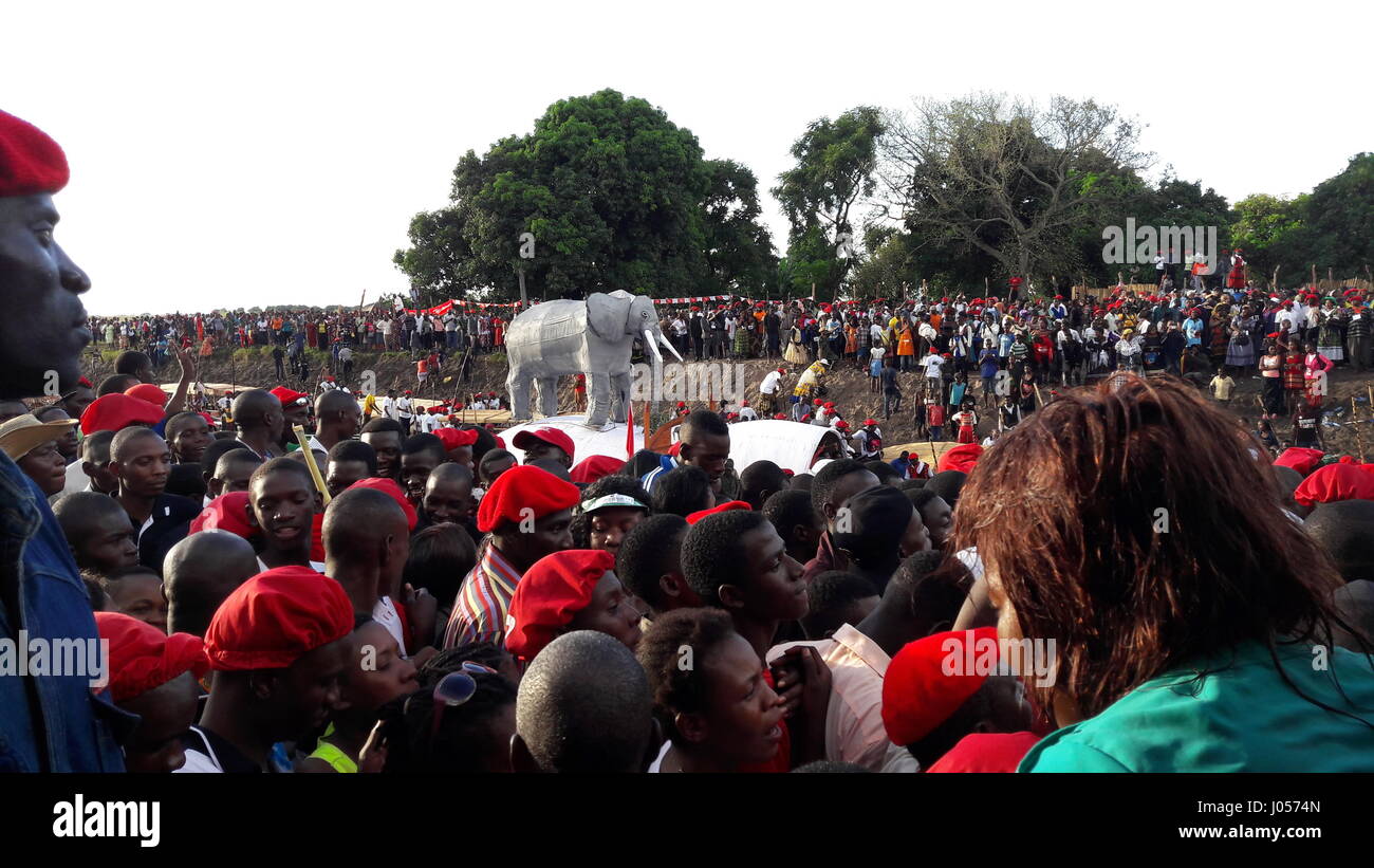Barotseland, Zambia. 8th Apr, 2017. The boat "Nalikwanda" arrives in ...