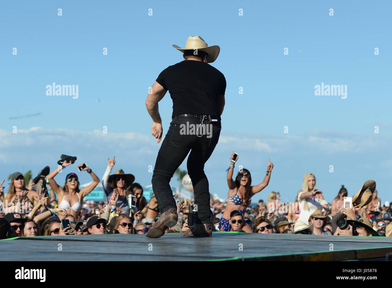 FORT LAUDERDALE FL - APRIL 08: Dustin Lynch performs during the Tortuga ...