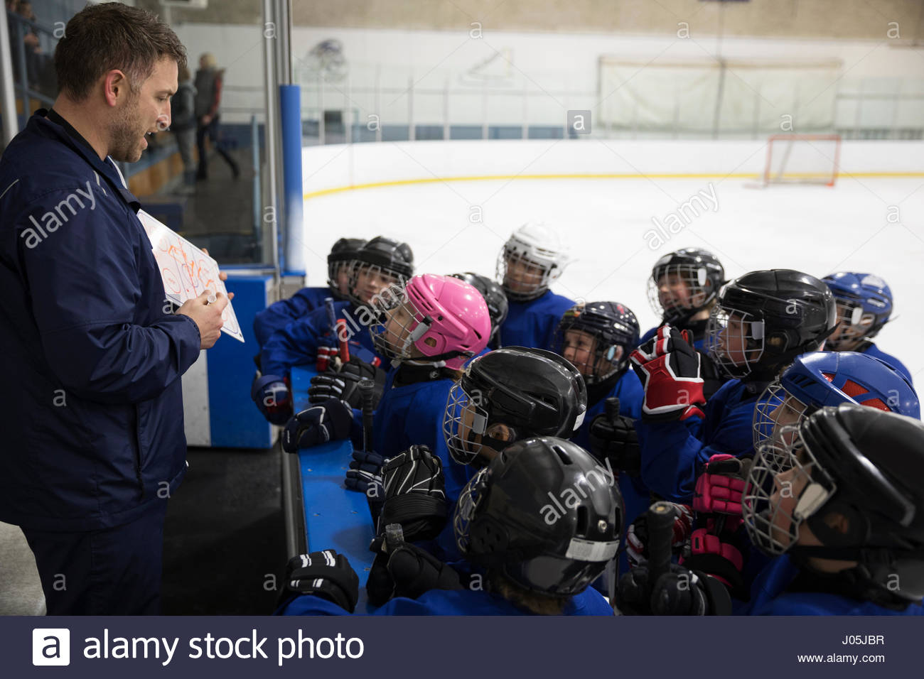Coaching child ice hockey team hi-res stock photography and images - Alamy