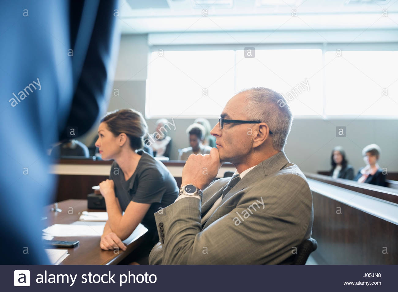 People listening courtroom hi-res stock photography and images - Alamy