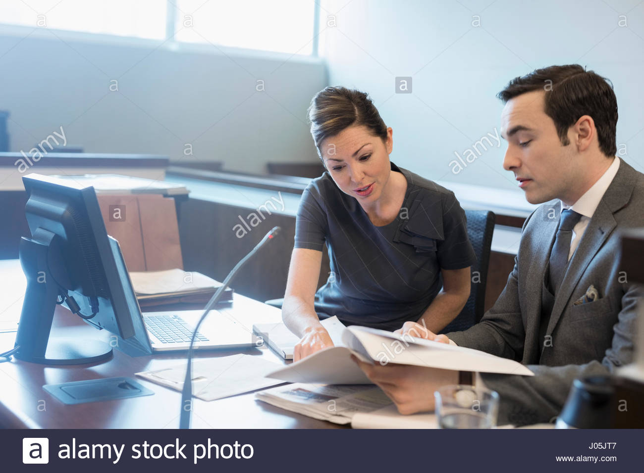 People listening courtroom hi-res stock photography and images - Alamy