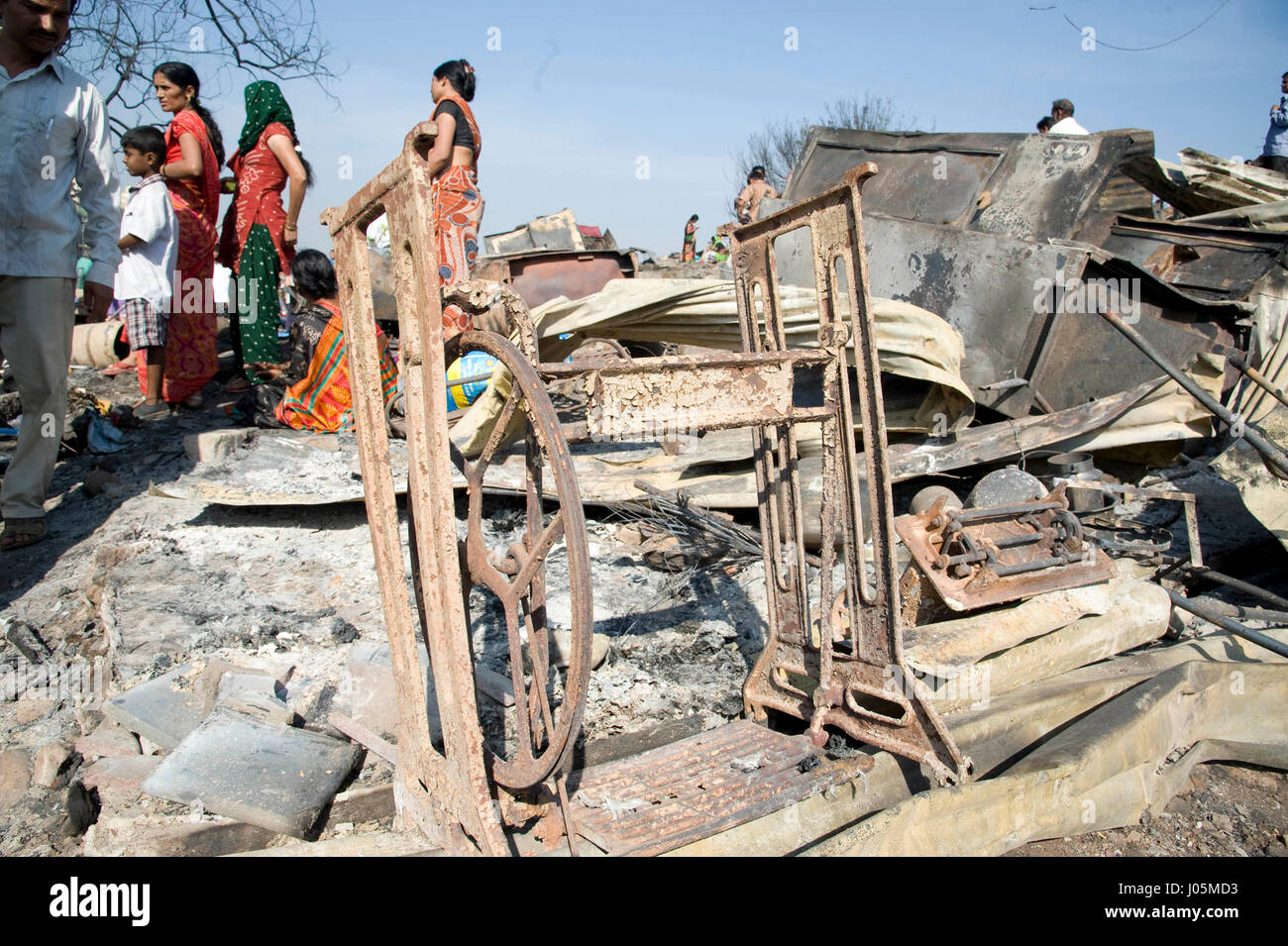 India mumbai fire slum hi-res stock photography and images - Alamy