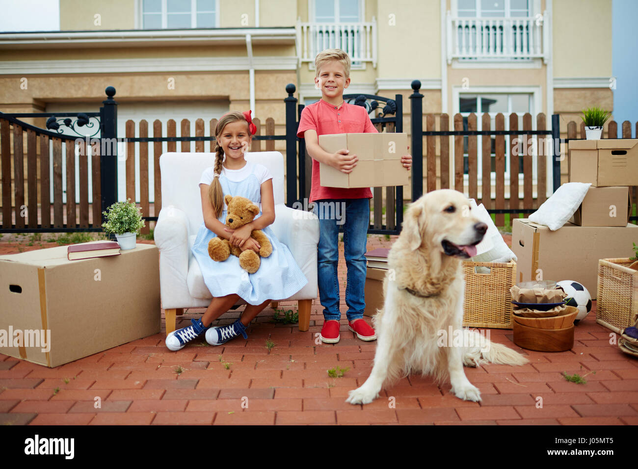 Two happy kids hi-res stock photography and images - Alamy