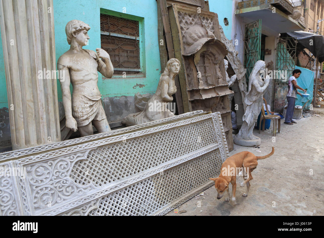 Statues outside the pottery shop hi-res stock photography and images ...