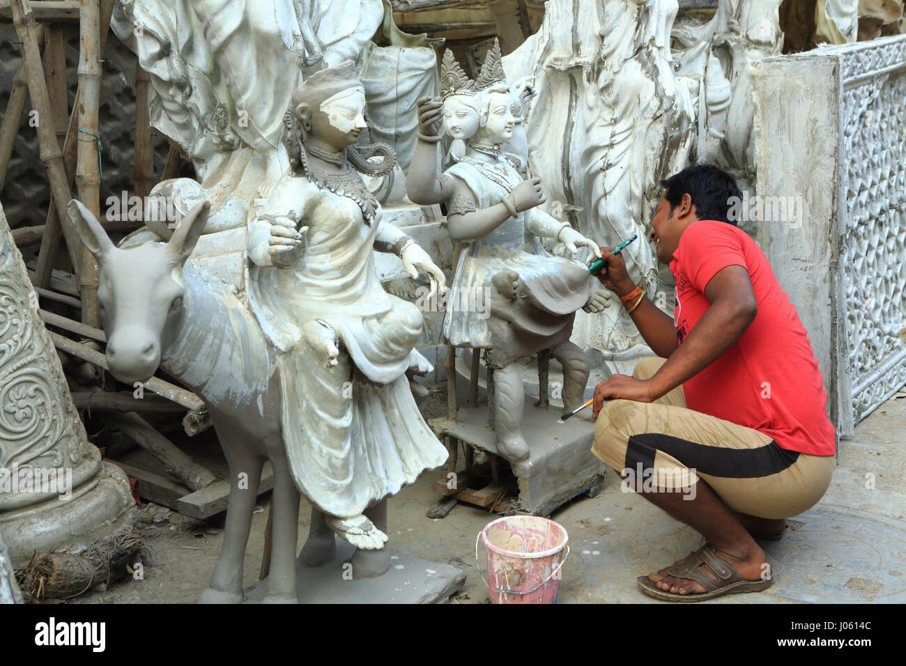 Man making clay idols in kumar tully potter lane, kolkata, west bengal ...