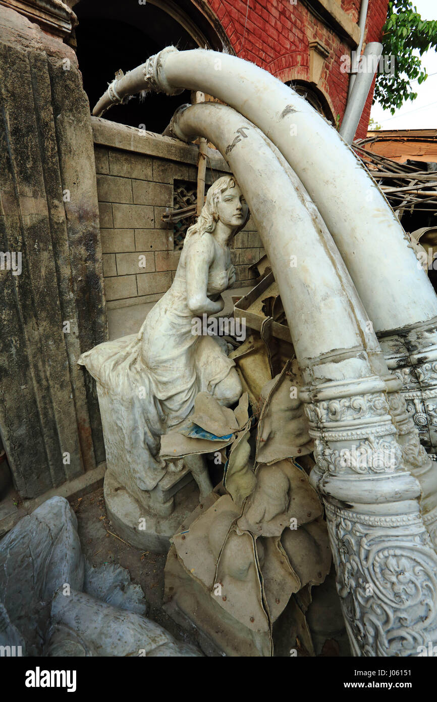 Broken female statue hi-res stock photography and images - Alamy