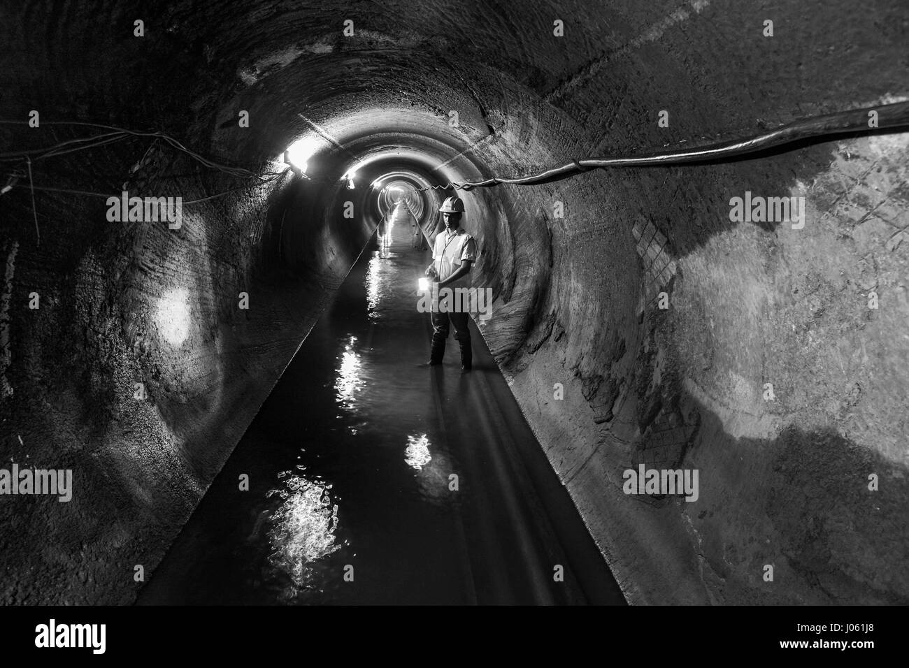 Men working underground hi-res stock photography and images - Alamy