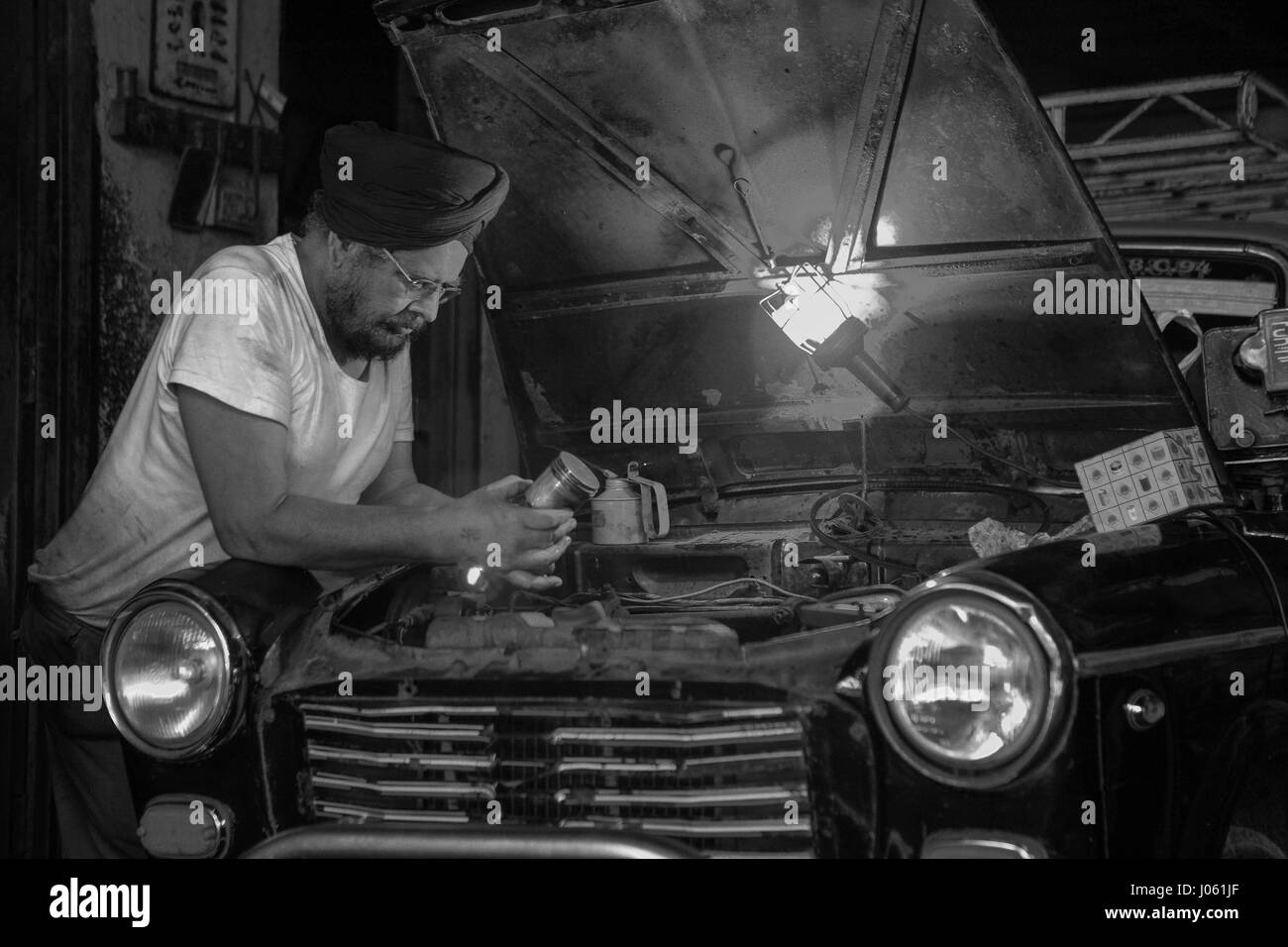 Man repairing taxi, mumbai, maharashtra, india, asia Stock Photo - Alamy