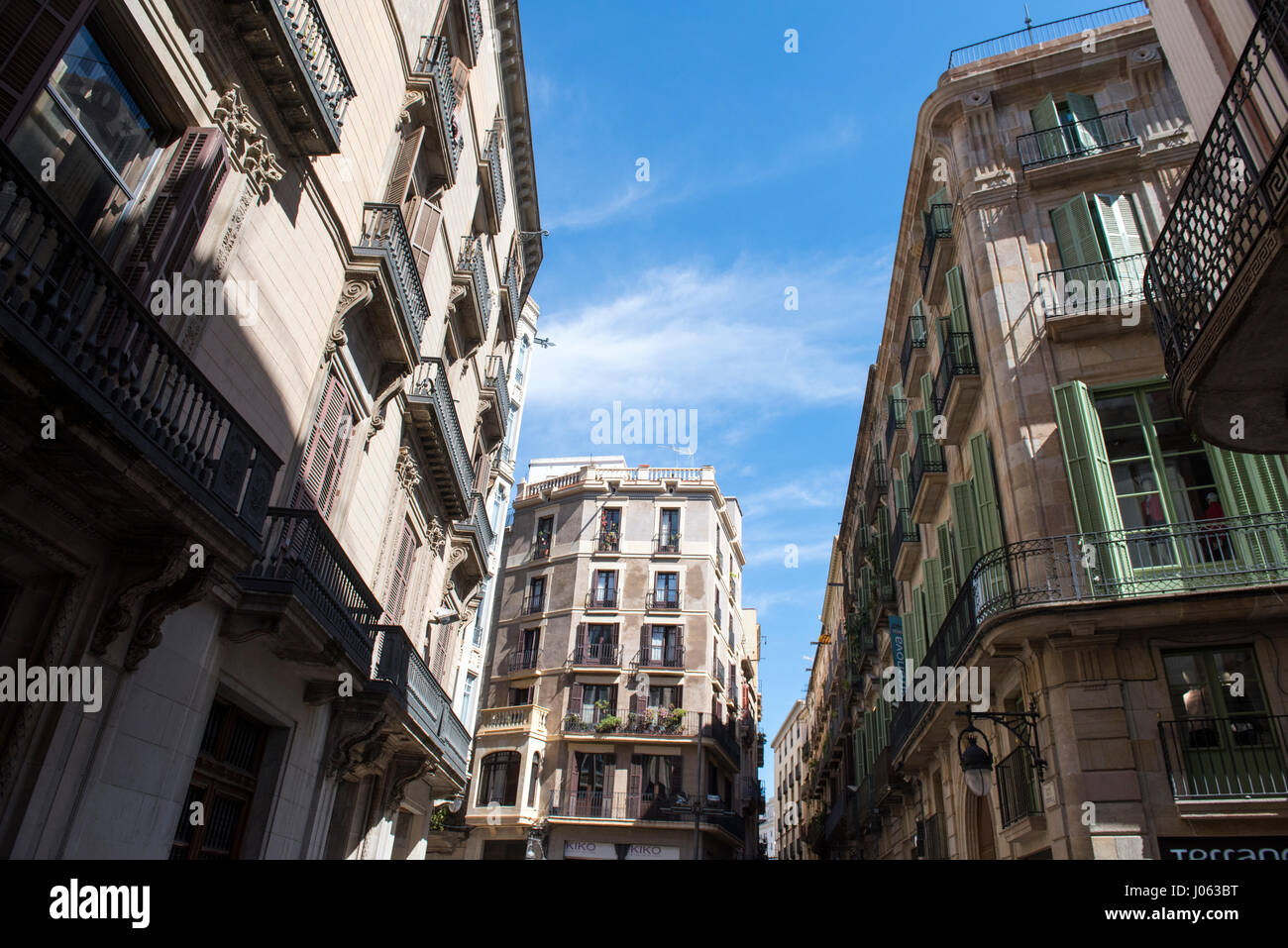 Barcelona buildings hi-res stock photography and images - Alamy