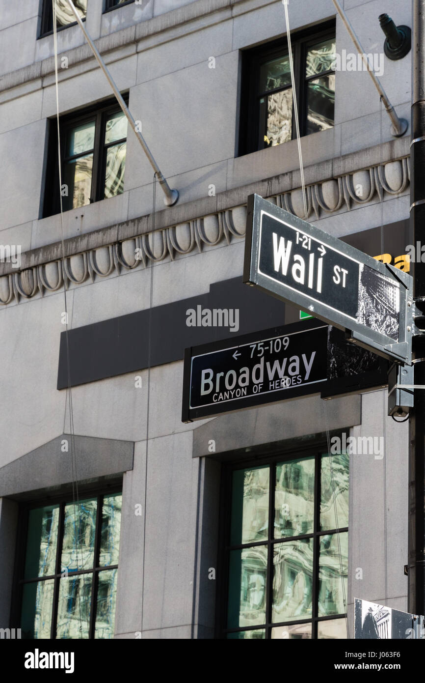Intersection of wall street and broadway hi-res stock photography and ...