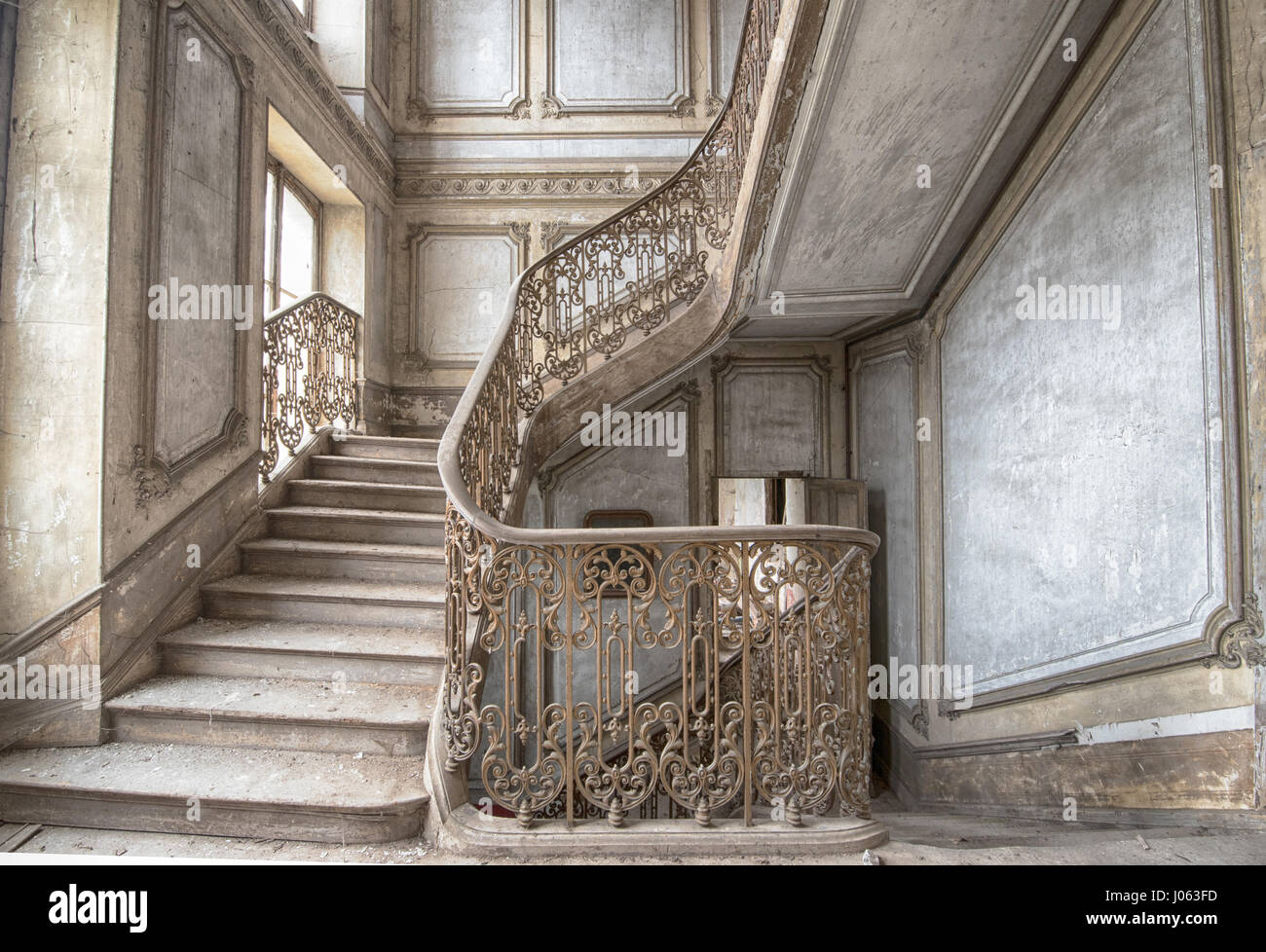 THIS mystery abandoned home boasts a huge cannon as a centre piece in ...