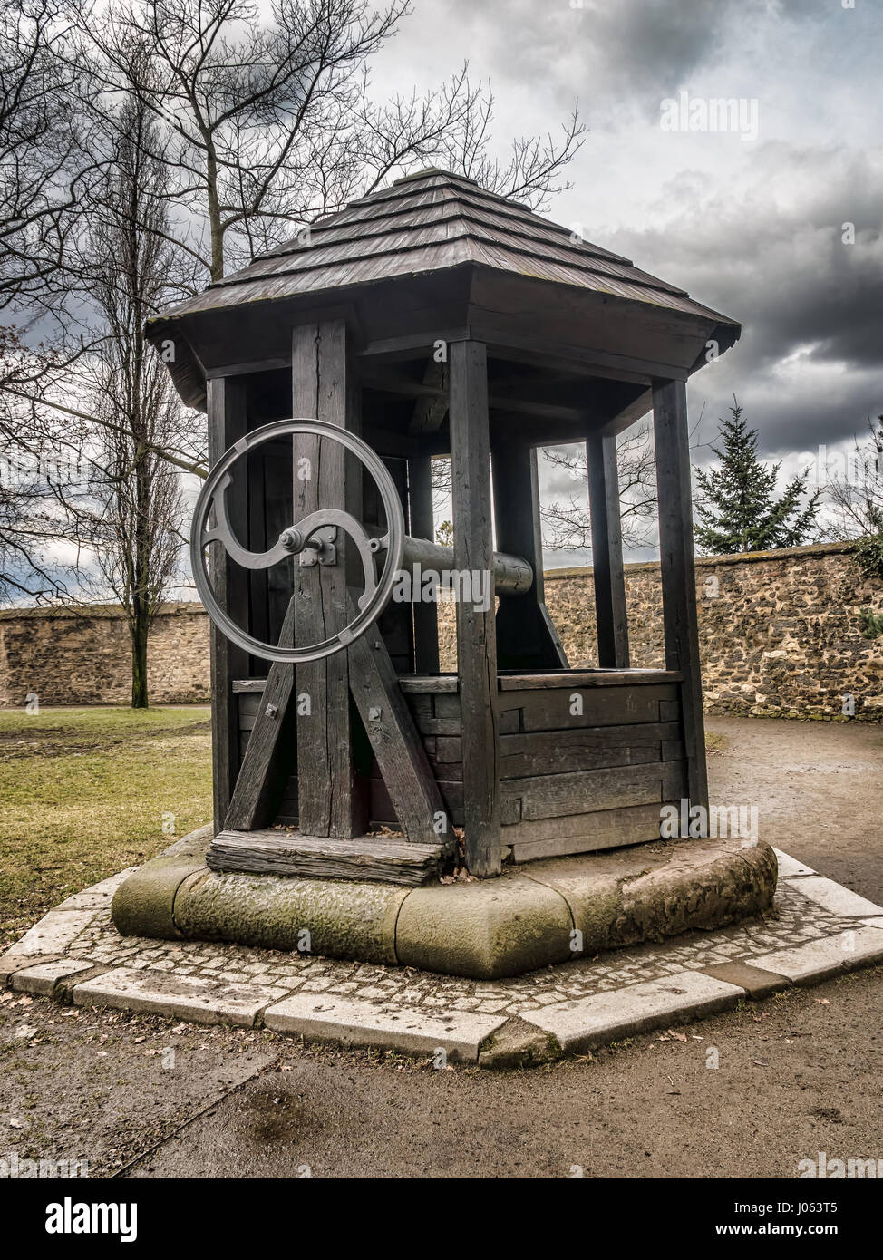 An old historical wooden well Stock Photo - Alamy