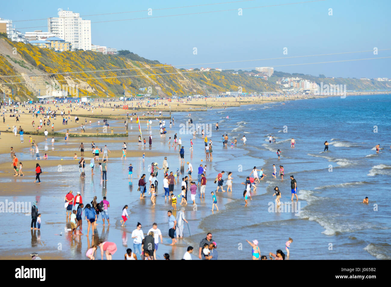 Crowded bournemouth beach hi-res stock photography and images - Alamy