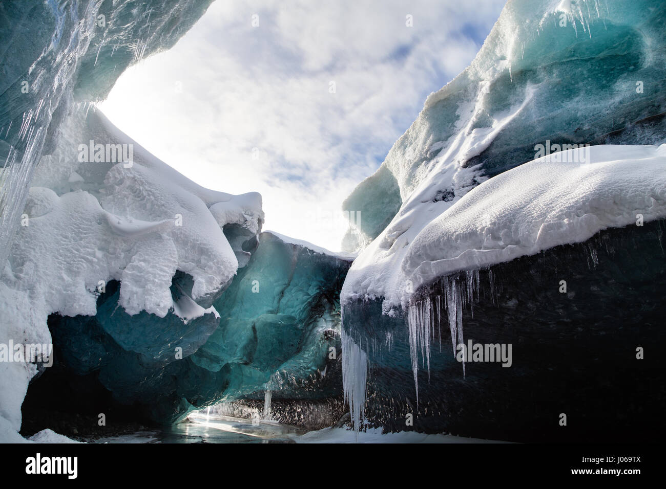 ICELAND: SPECTACULAR images have revealed brave people exploring inside ...