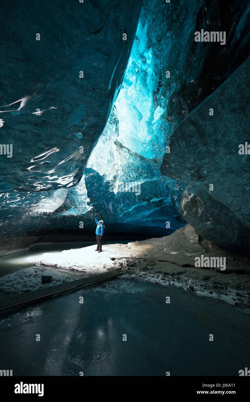 ICELAND: SPECTACULAR images have revealed brave people exploring inside ...