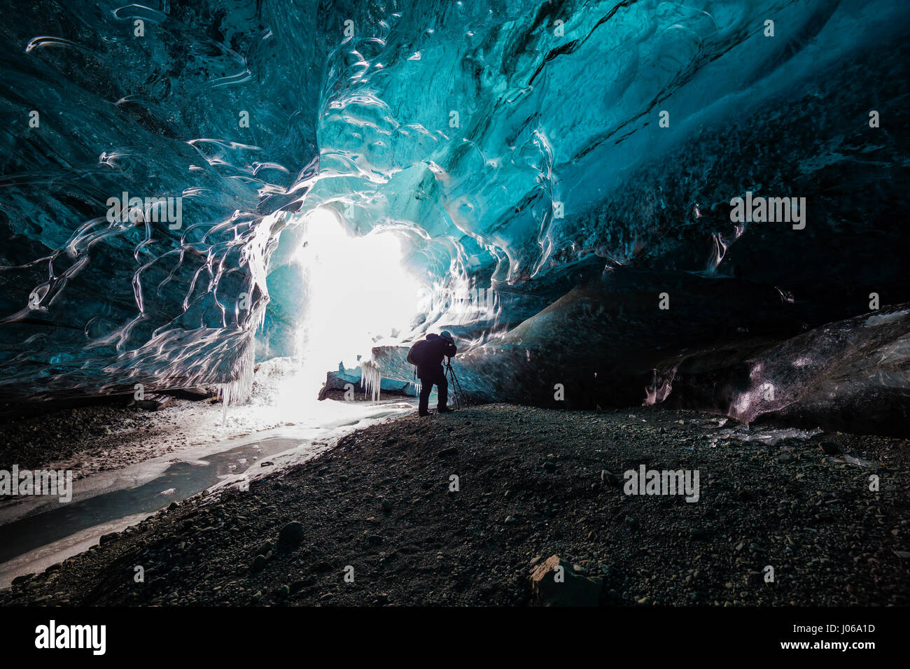 ICELAND: SPECTACULAR images have revealed brave people exploring inside ...