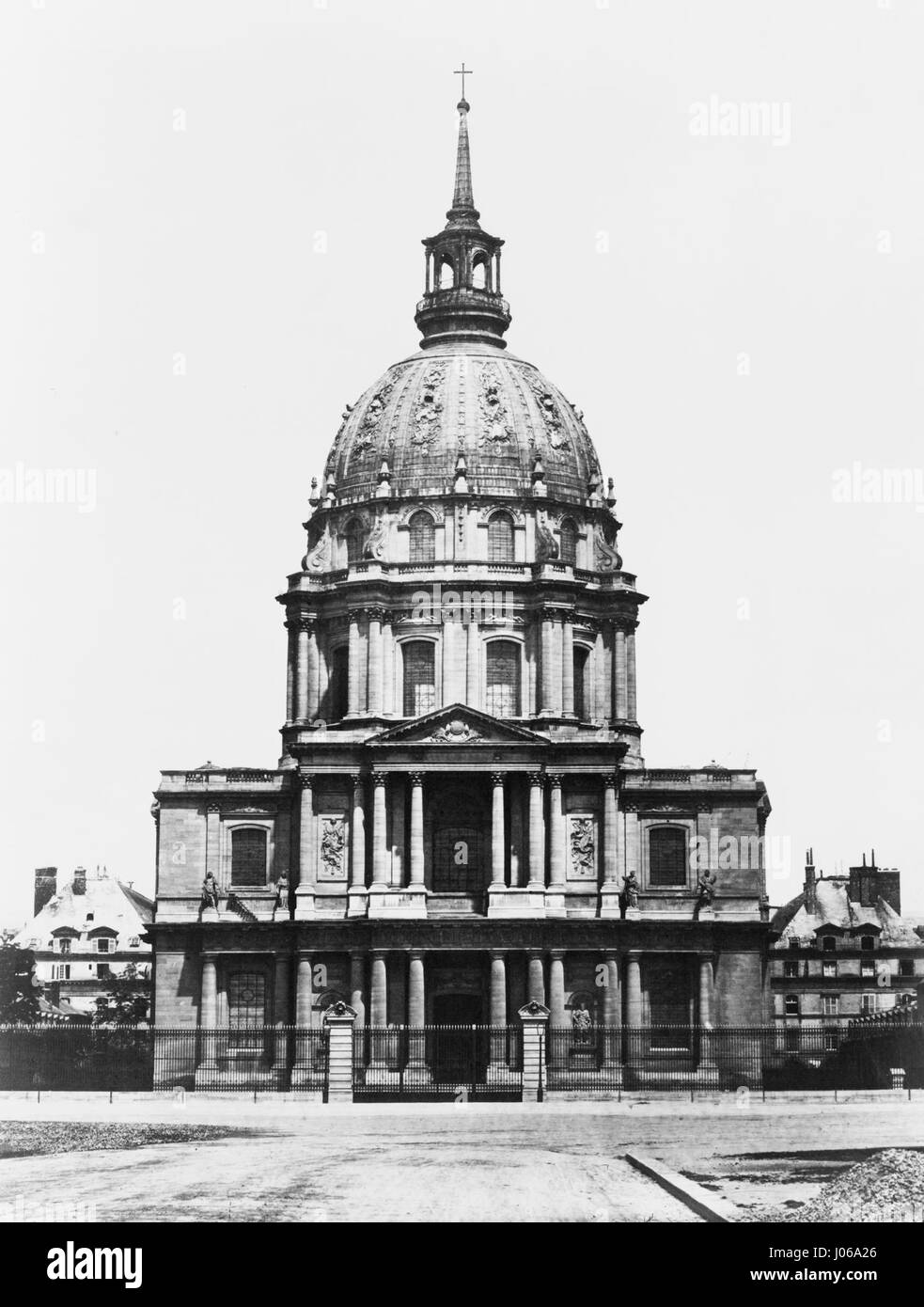 Iconic paris building Black and White Stock Photos & Images - Alamy