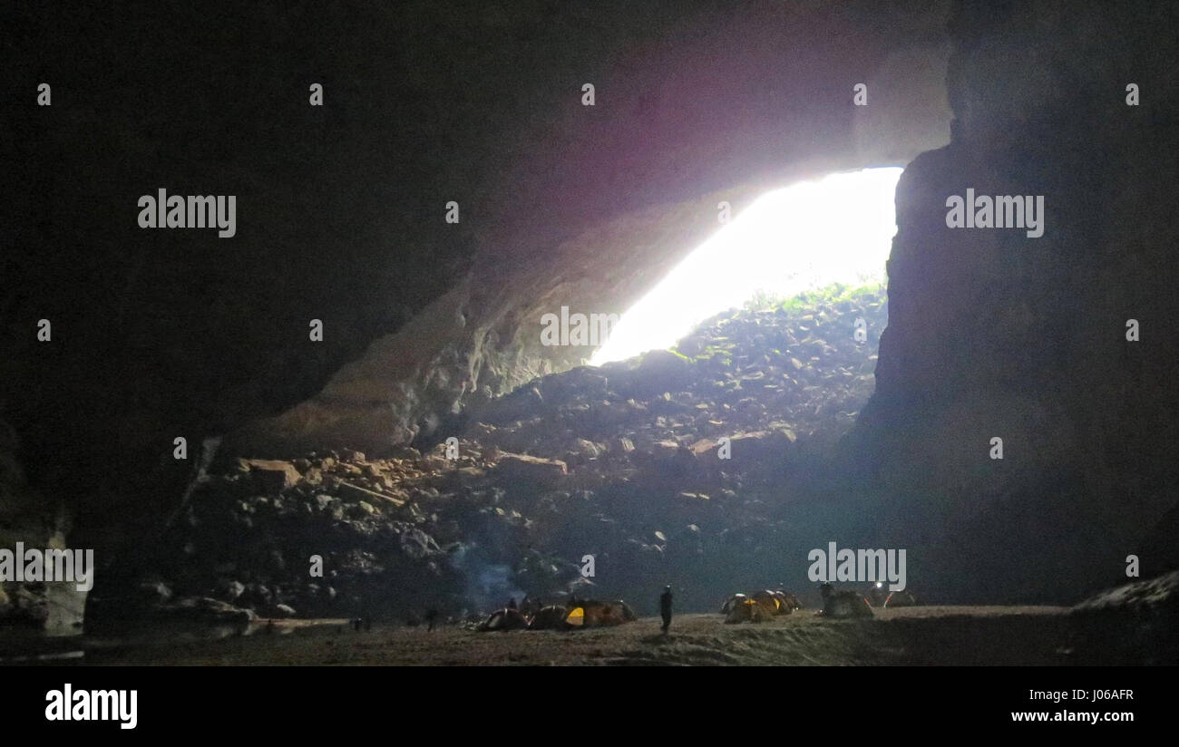 SON DOONG, VIETNAM: EYE-OPENING images showing tourists venturing and ...