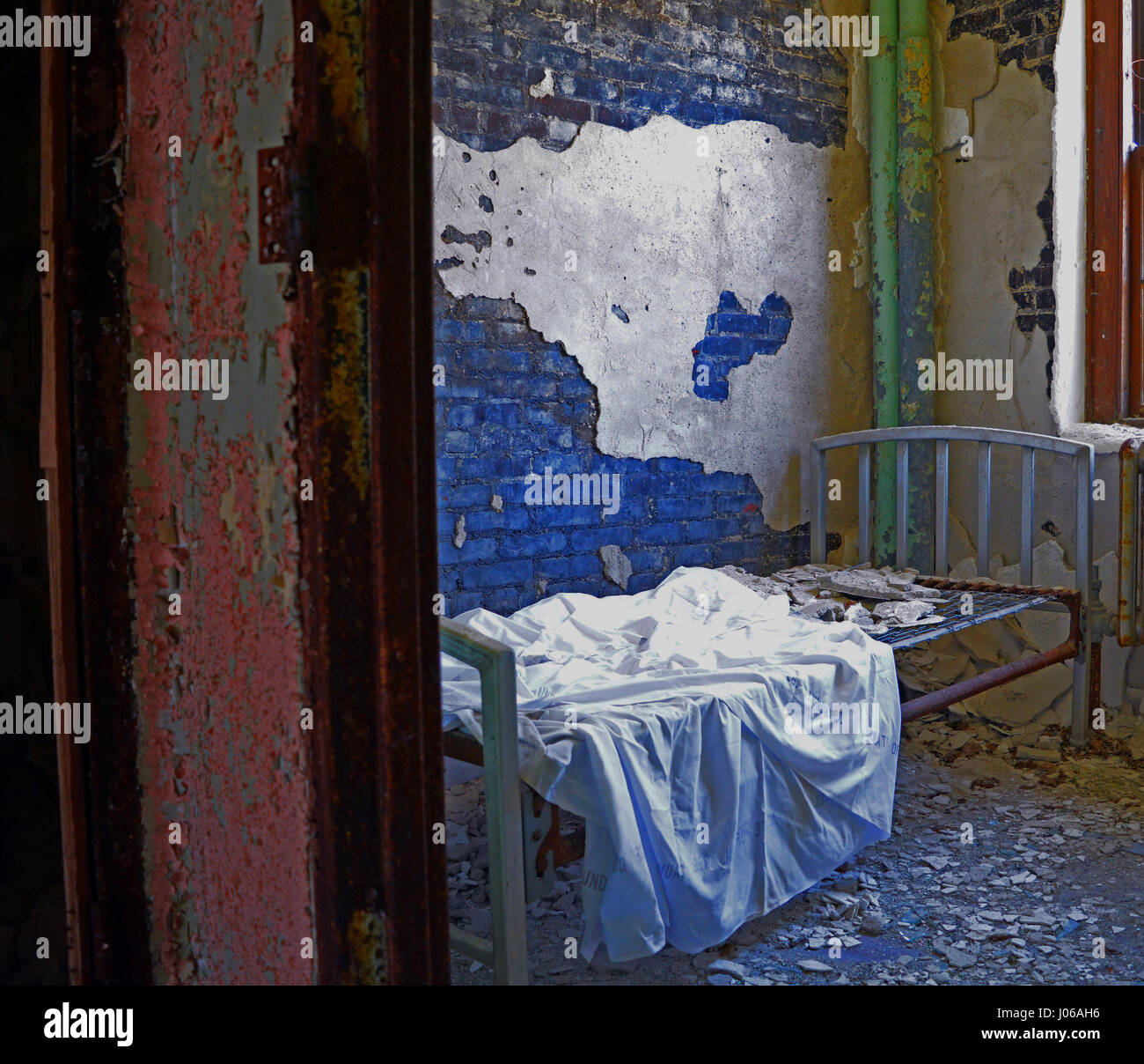 CONNECTICUT, USA: DISTURBING images show a crumbling hospital that was ...