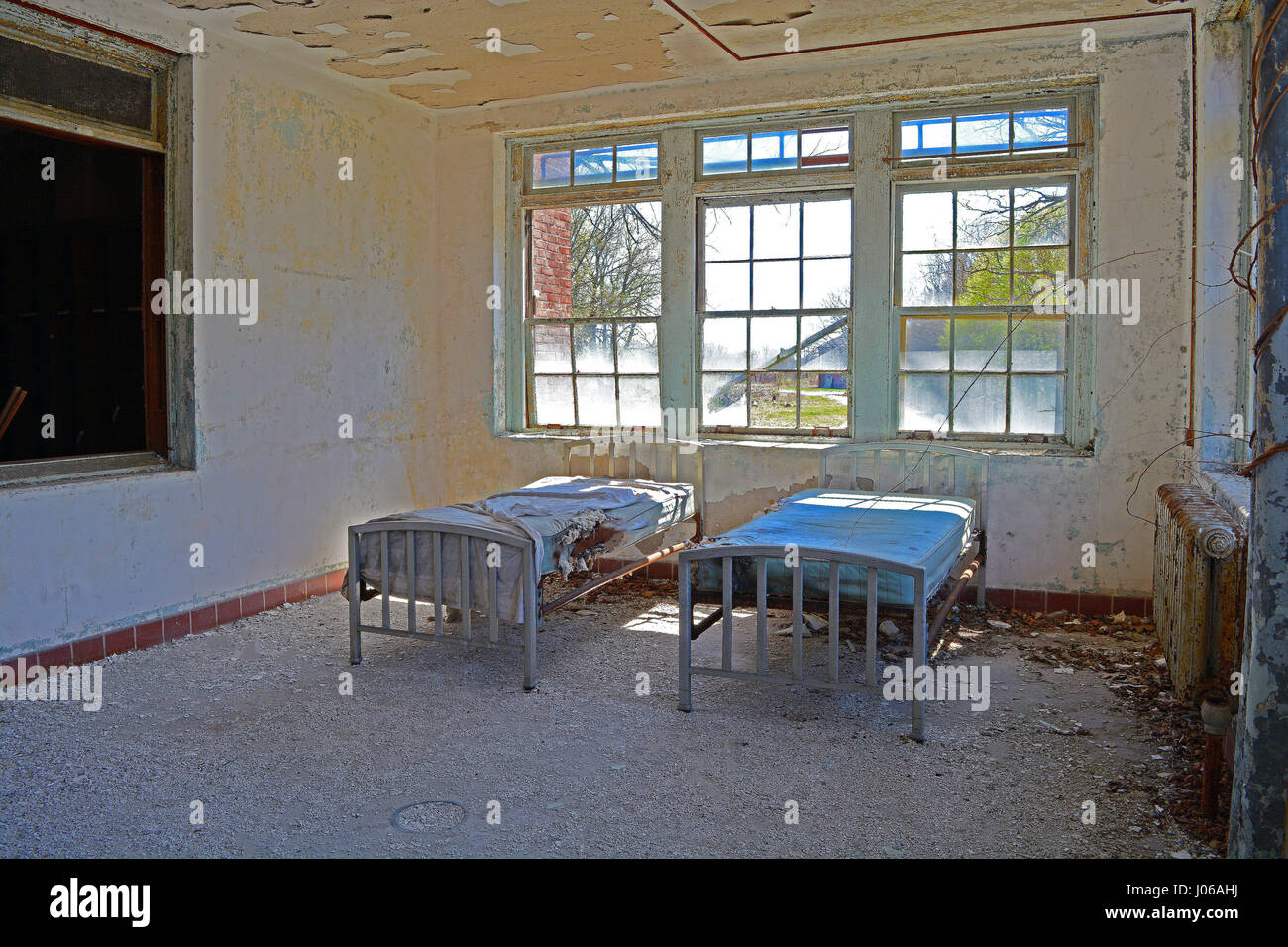 CONNECTICUT, USA: DISTURBING images show a crumbling hospital that was ...