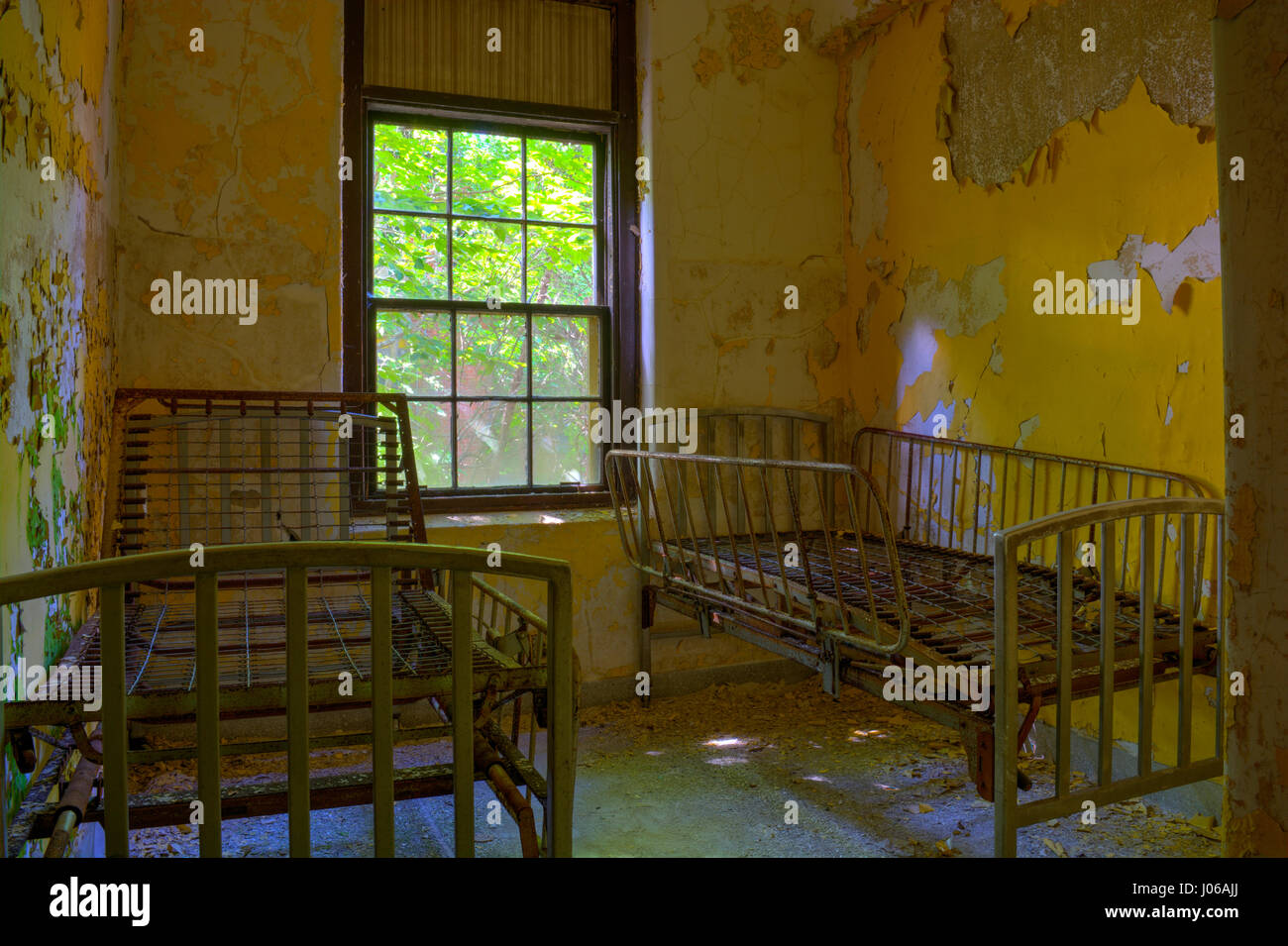 CONNECTICUT, USA: DISTURBING images show a crumbling hospital that was ...