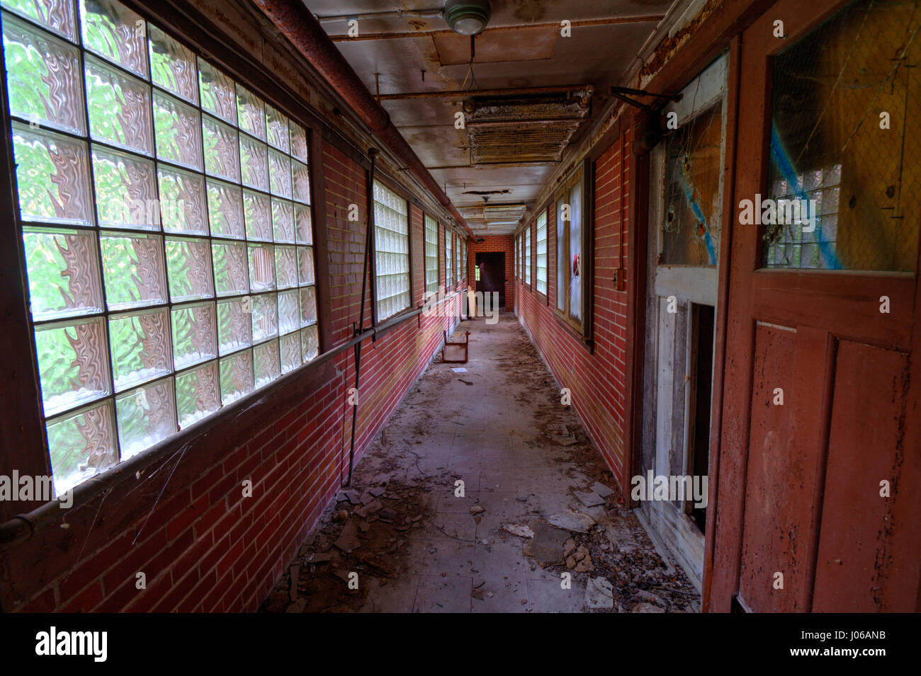 CONNECTICUT, USA: DISTURBING images show a crumbling hospital that was ...